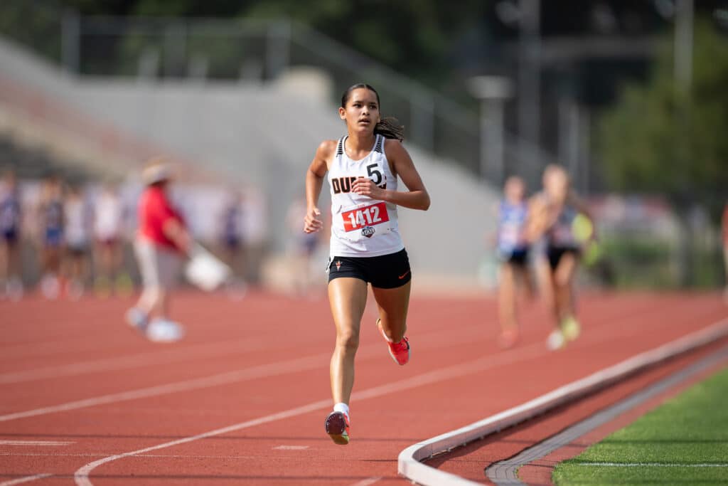 Dumas freshman Emily Gross stuns in 3200-meter race winning gold during ...